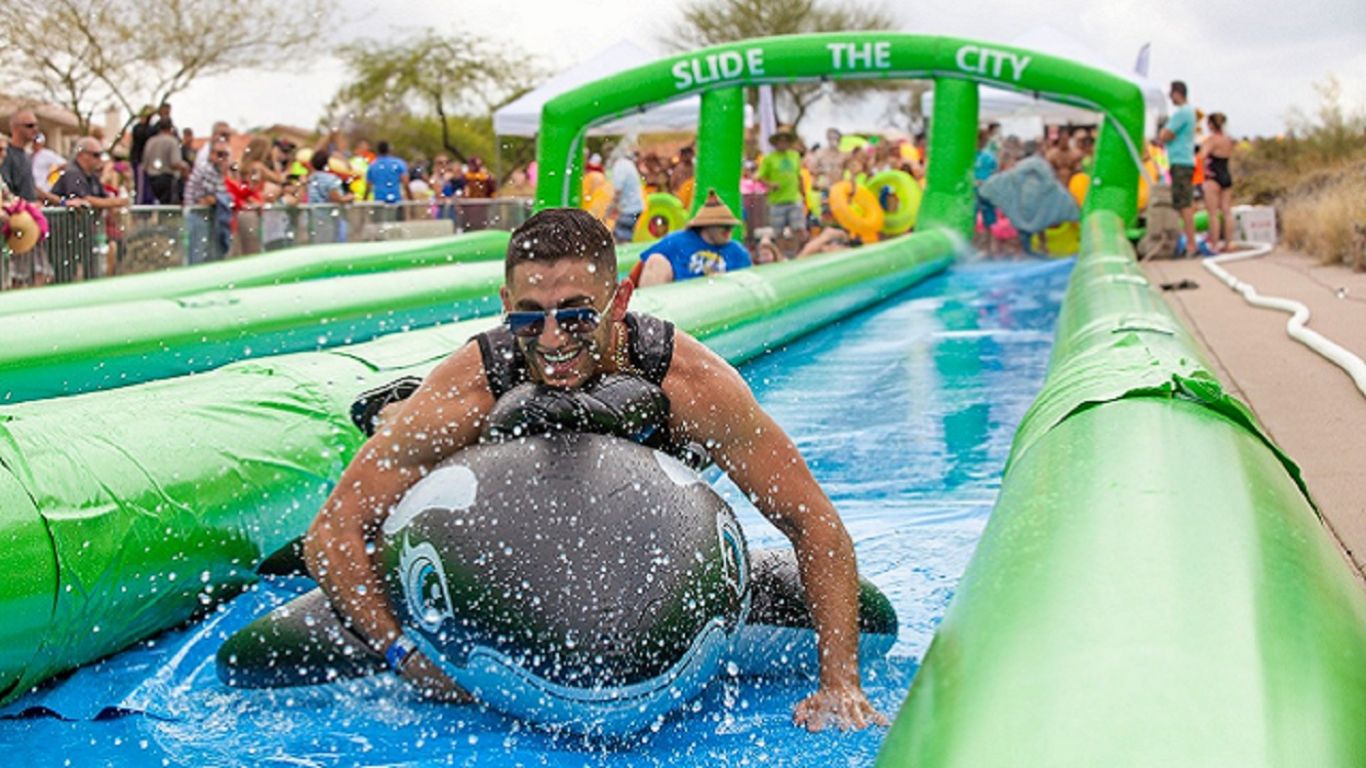 Tobogán gigante en el Festival de Verano - Más Q Ver